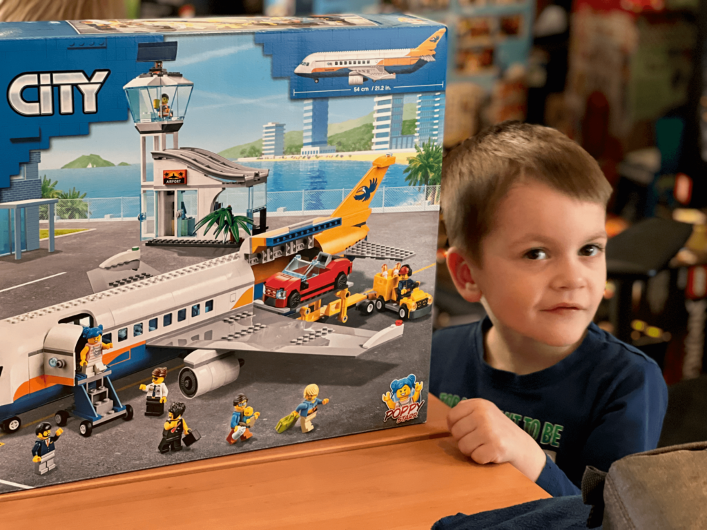 Passagierflugzeug mit Flughafenterminal und LKW LEGO 60262 City ...